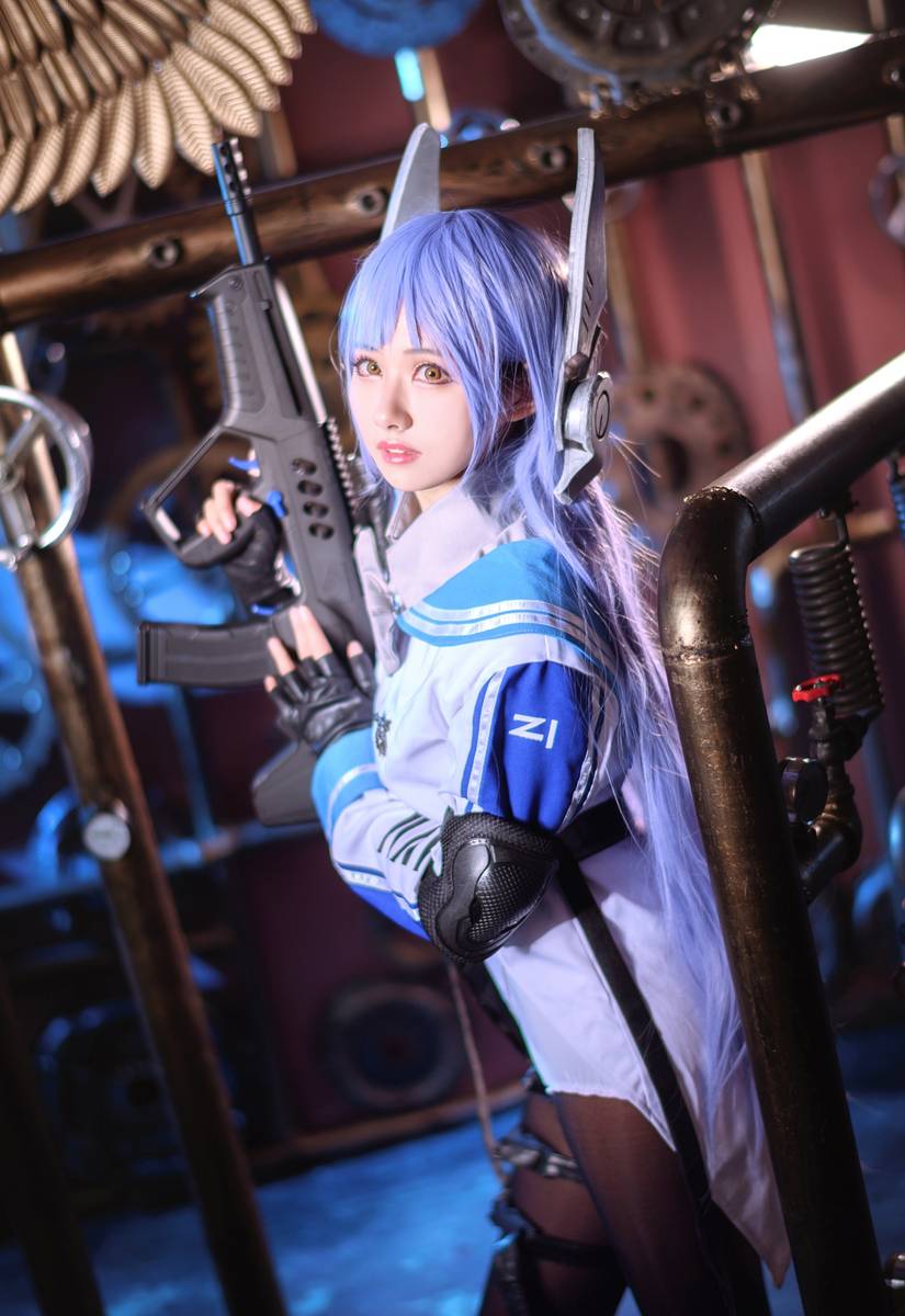 少女前线TAR-21 COS，水手服少女持枪侧坐，蓝毛黑袜又纯又欲