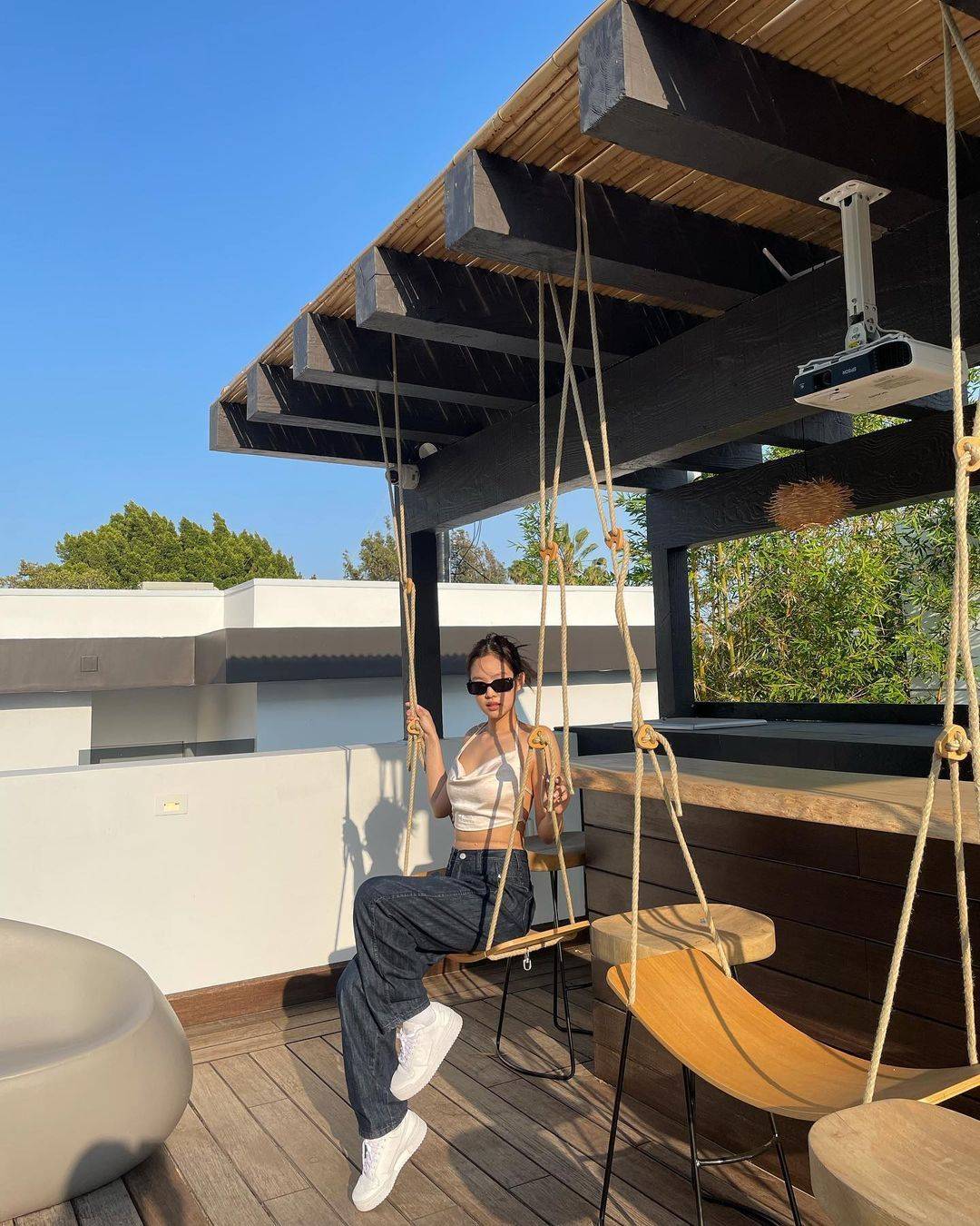 辣妹来袭!JennieLA生活照大放送 穿吊带秀完美身材-搜狐大视野-搜狐新闻