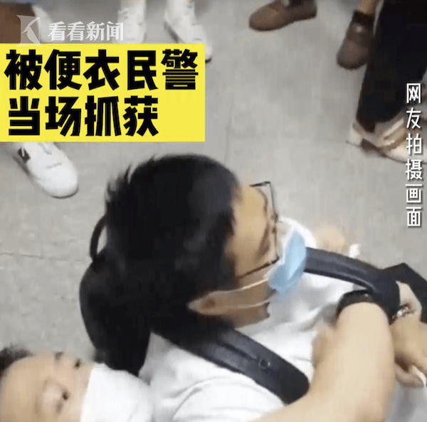 男子鞋内藏匿设备在上海地铁偷拍 被便衣抓现行 搜狐大视野 搜狐新闻 1542