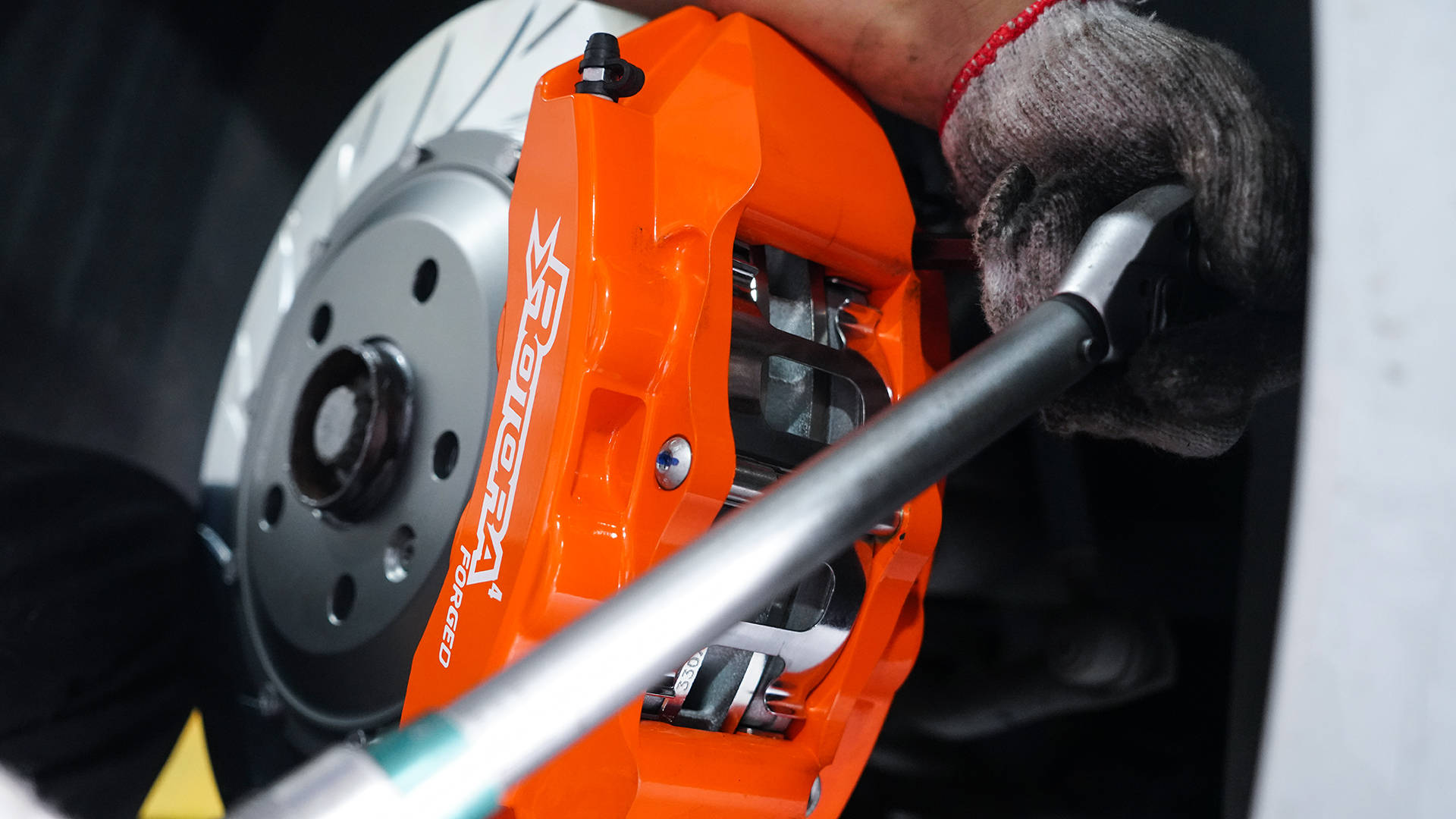 奥迪A3改装升级Rotora刹车 大四活塞卡钳RF403_搜狐汽车_搜狐网