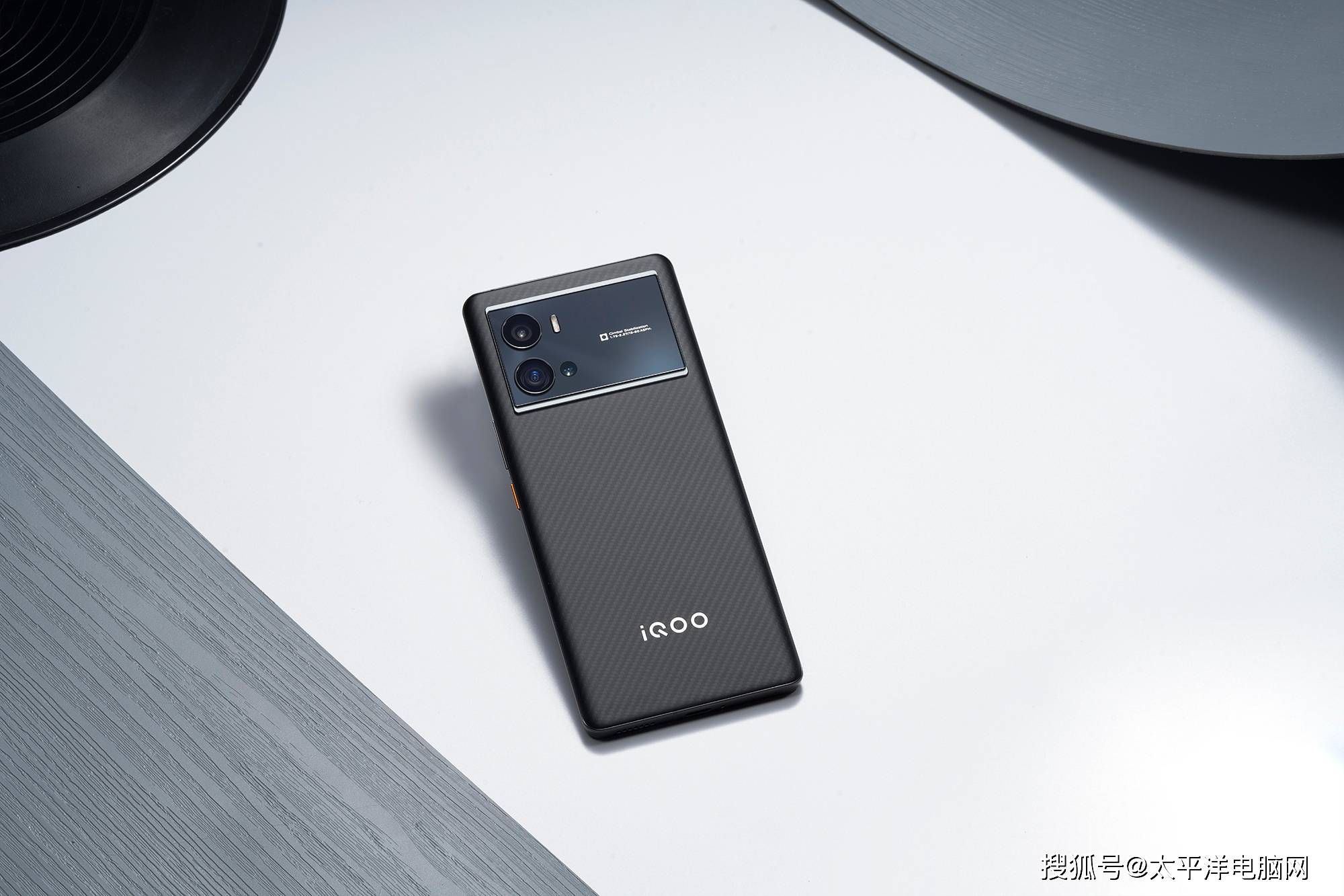 iQOO 9 Pro赛道版图赏：掌控于手的速度美学传承-搜狐大视野-搜狐新闻