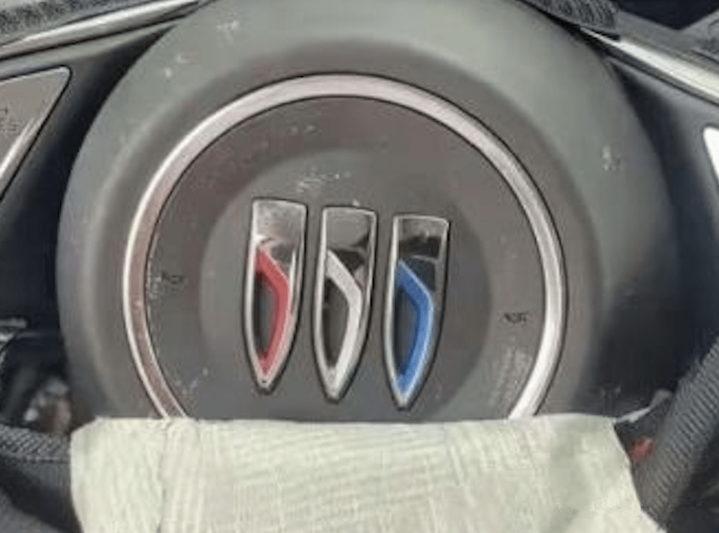 悬挂别克全新logo的实车曝光，新logo更简约，或为换代GL8_搜狐汽车_搜狐网