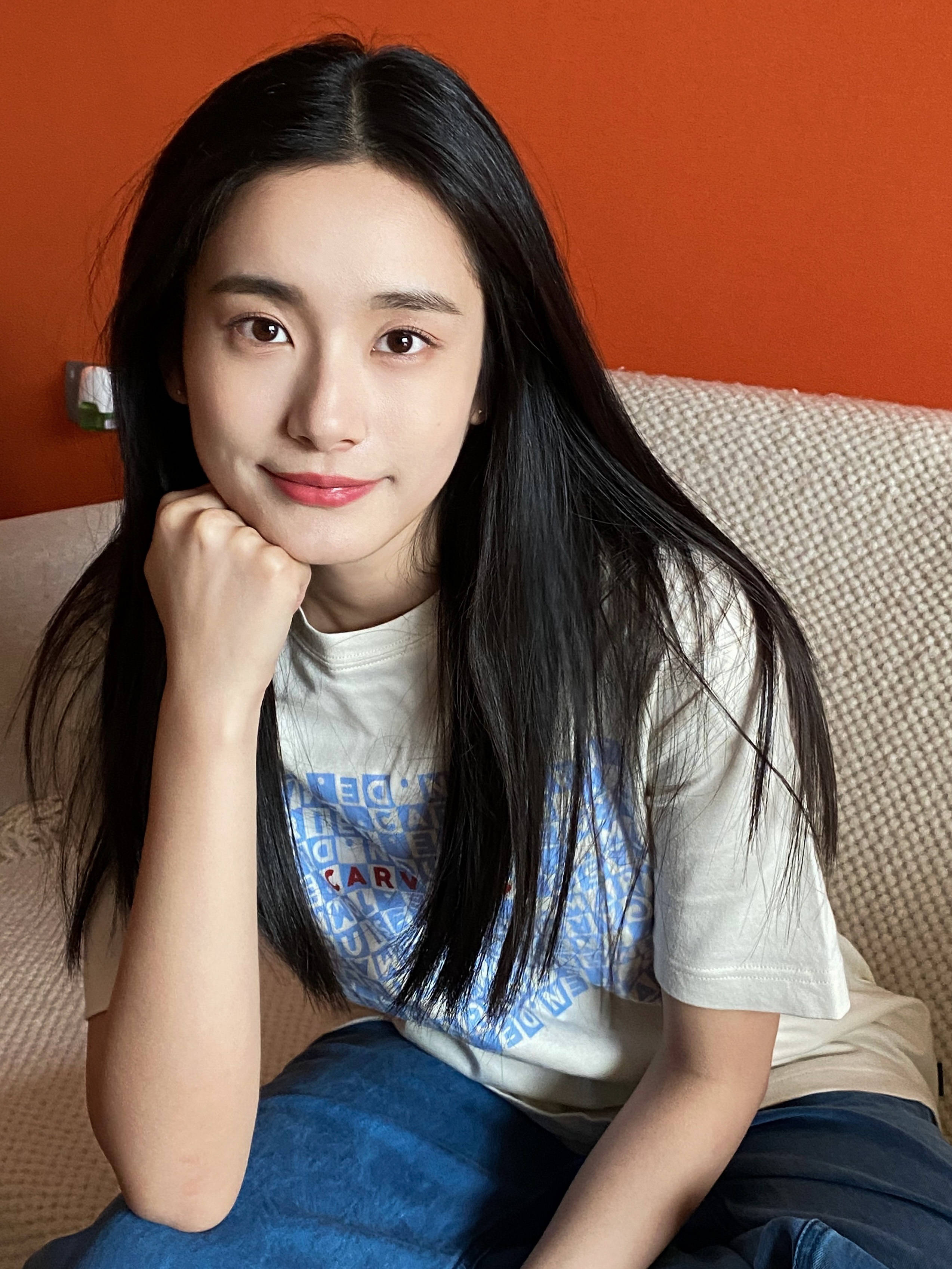 小花范诗然演绎CARVEN 2022 春夏系列蓝色LOGO印花T恤_心形_趣味_图案