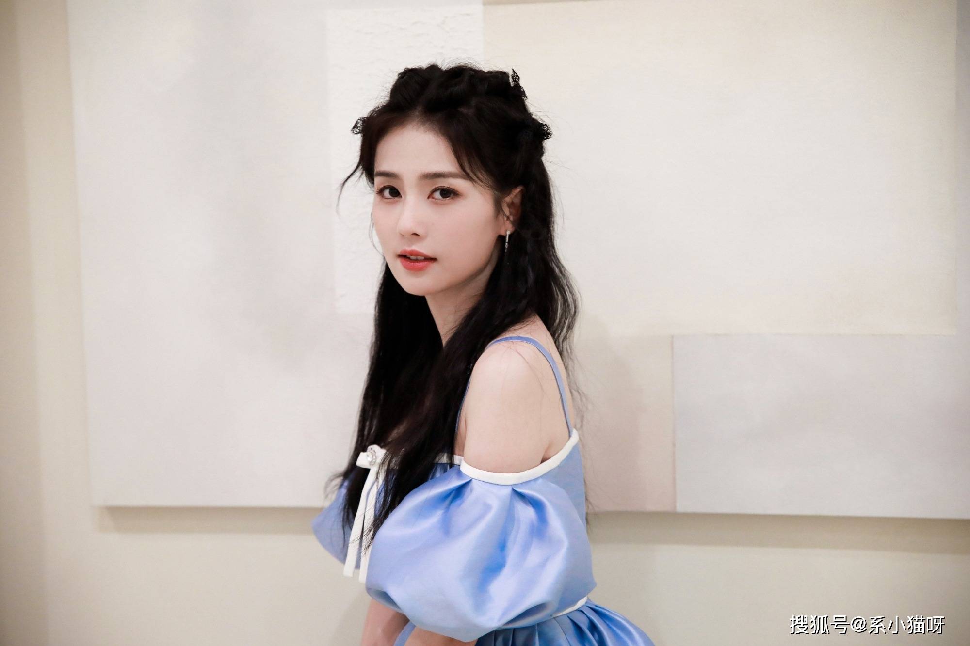 白鹿穿淡蓝色露肩连衣裙,美的就好像一个公主一样 搜狐大视野 搜狐新闻