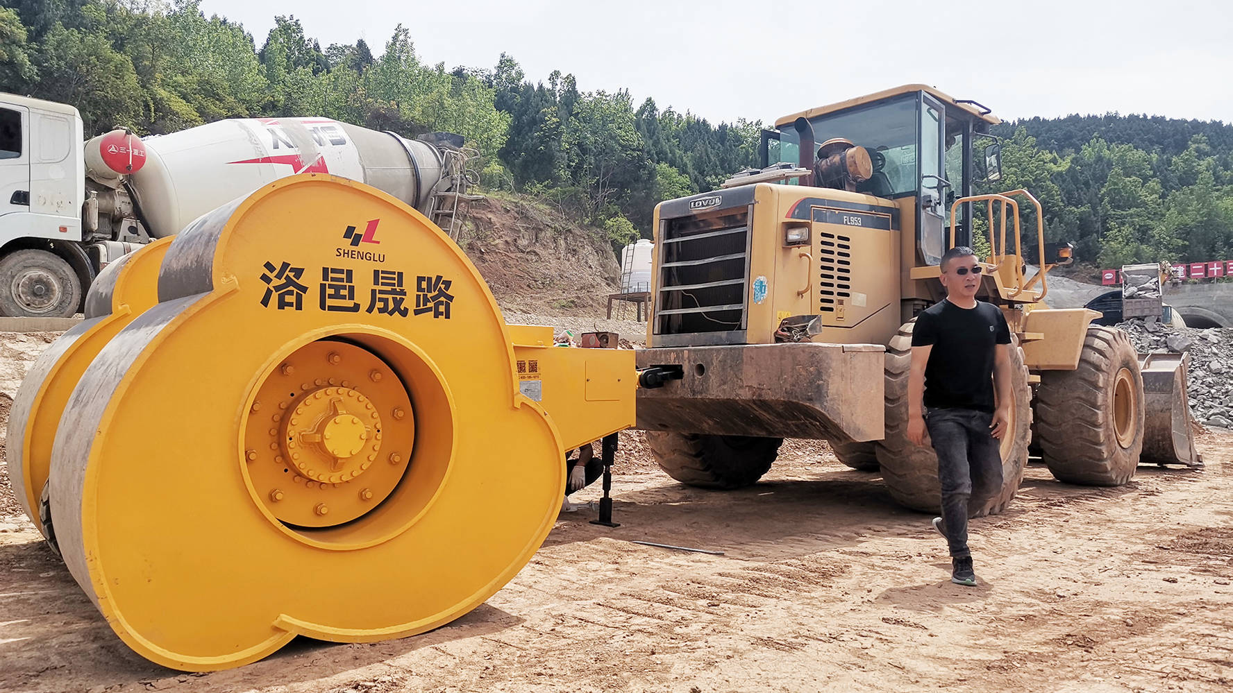 什么是冲击压路机冲击压路机是怎样工作的 液压汇