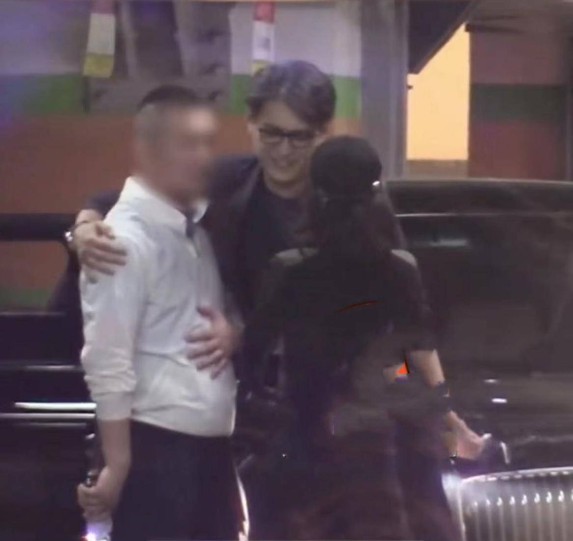 章子怡靳东深夜聚餐 两人车内密谈还把司机赶下车 搜狐大视野 搜狐新闻