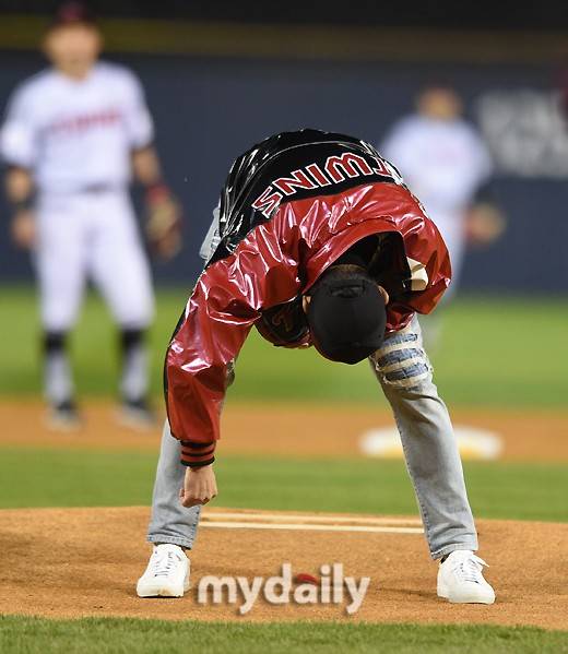 韩国男演员朴成雄担任职业棒球比赛开球嘉宾-搜狐大视野-搜狐新闻