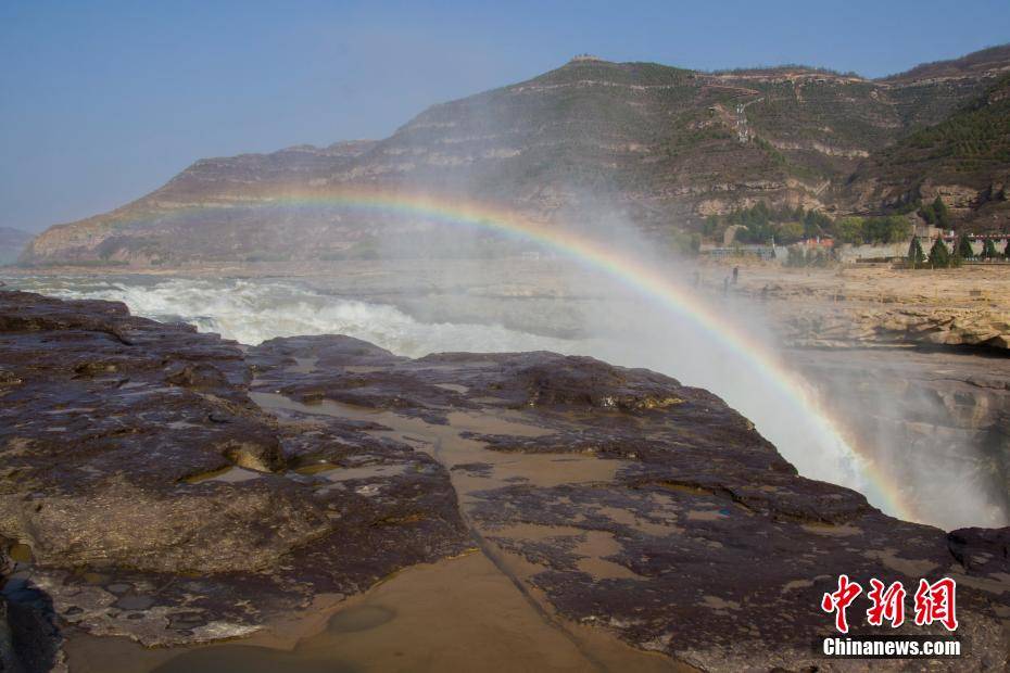 黄河壶口瀑布彩虹高挂 景色壮美-搜狐大视野-搜狐新闻