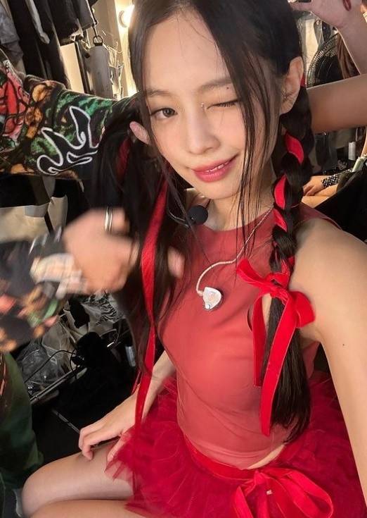 JENNIE晒演唱会后台照 穿大红色超短裙好辣好美！-搜狐大视野-搜狐新闻