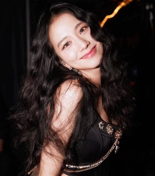 JISOO晒超多自拍照 化烟熏妆秀甜丧感好美！-搜狐大视野-搜狐新闻