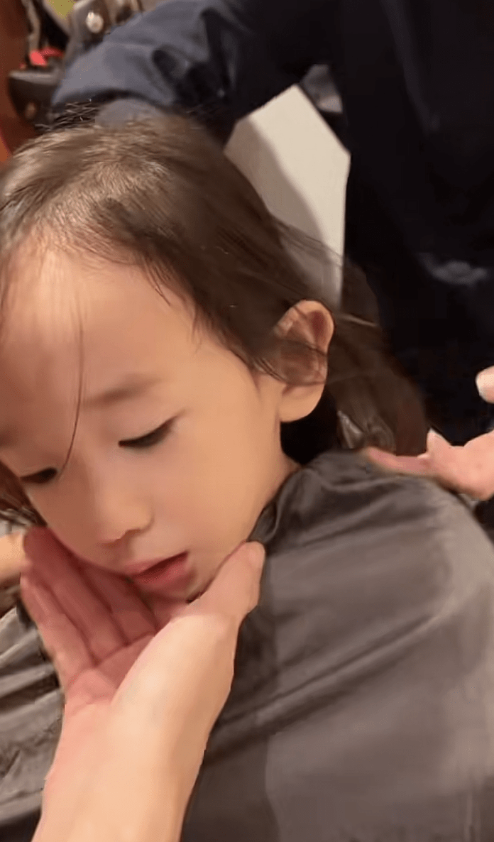 应采儿分享为小儿子理发视频 HoHo单眼皮抢镜-搜狐大视野-搜狐新闻