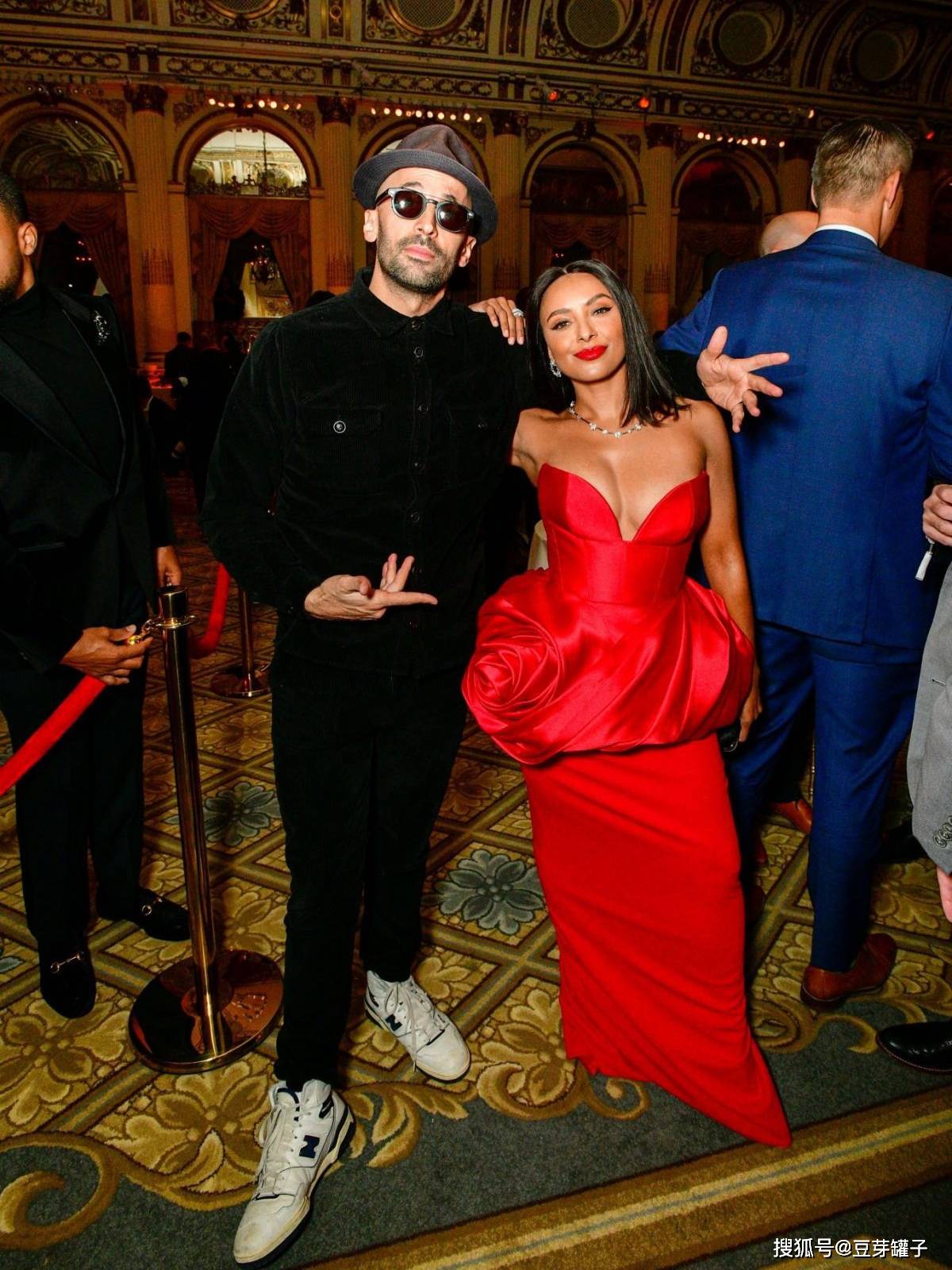 女星Kat Graham身穿深V礼服，曲线凹凸，丰腴性感-搜狐大视野-搜狐新闻