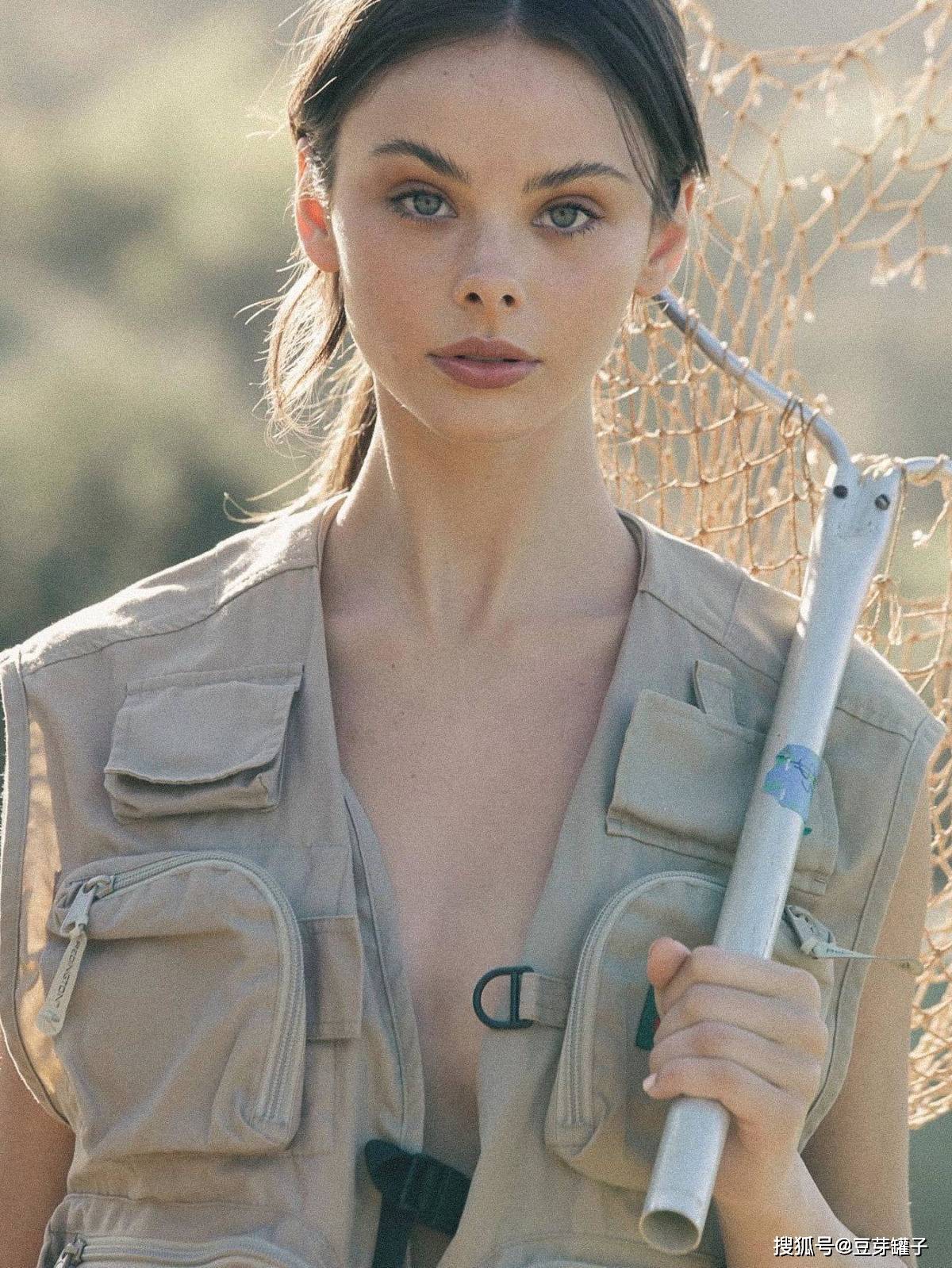 澳洲模特Meika Woollard，真空穿马甲，性感迷人-搜狐大视野-搜狐新闻