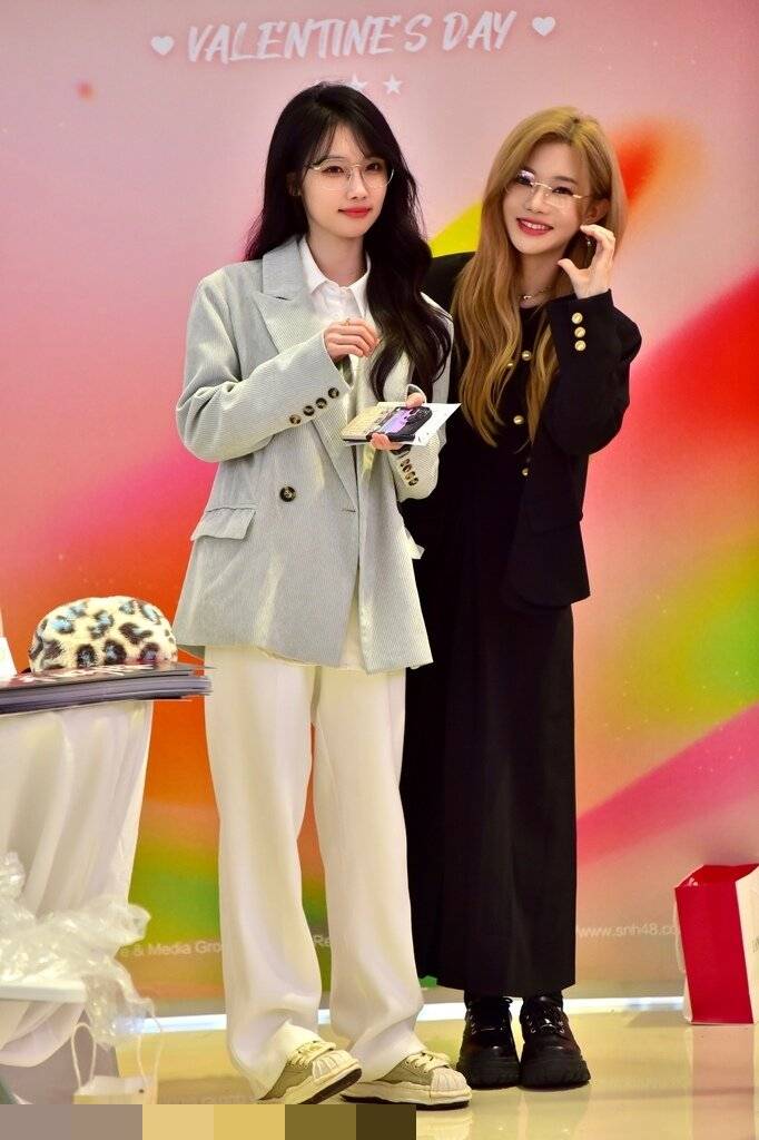 SNH48胡晓慧与宋昕冉出席活动 对镜头甜美摆拍-搜狐大视野-搜狐新闻