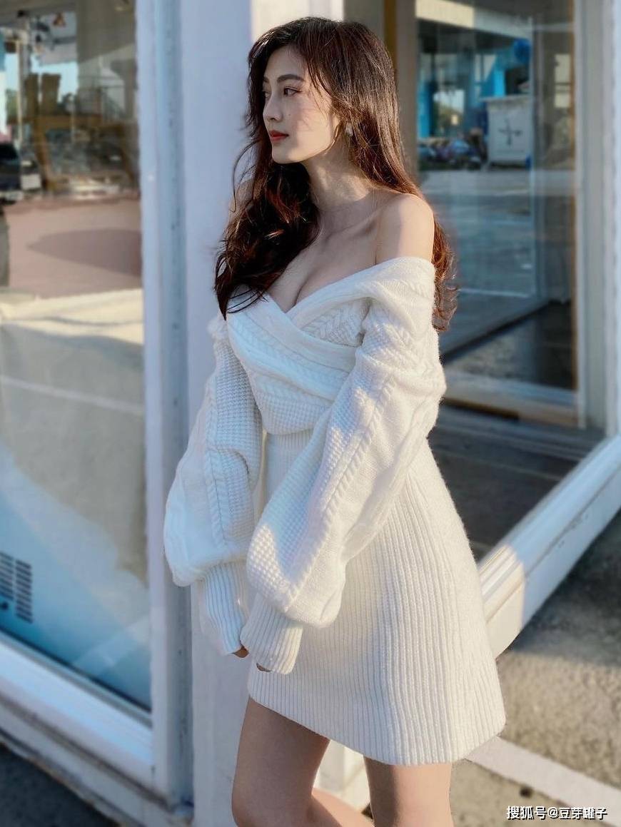 网红小姐姐VaVa穿低胸连衣裙，笑容甜美，美丽性感