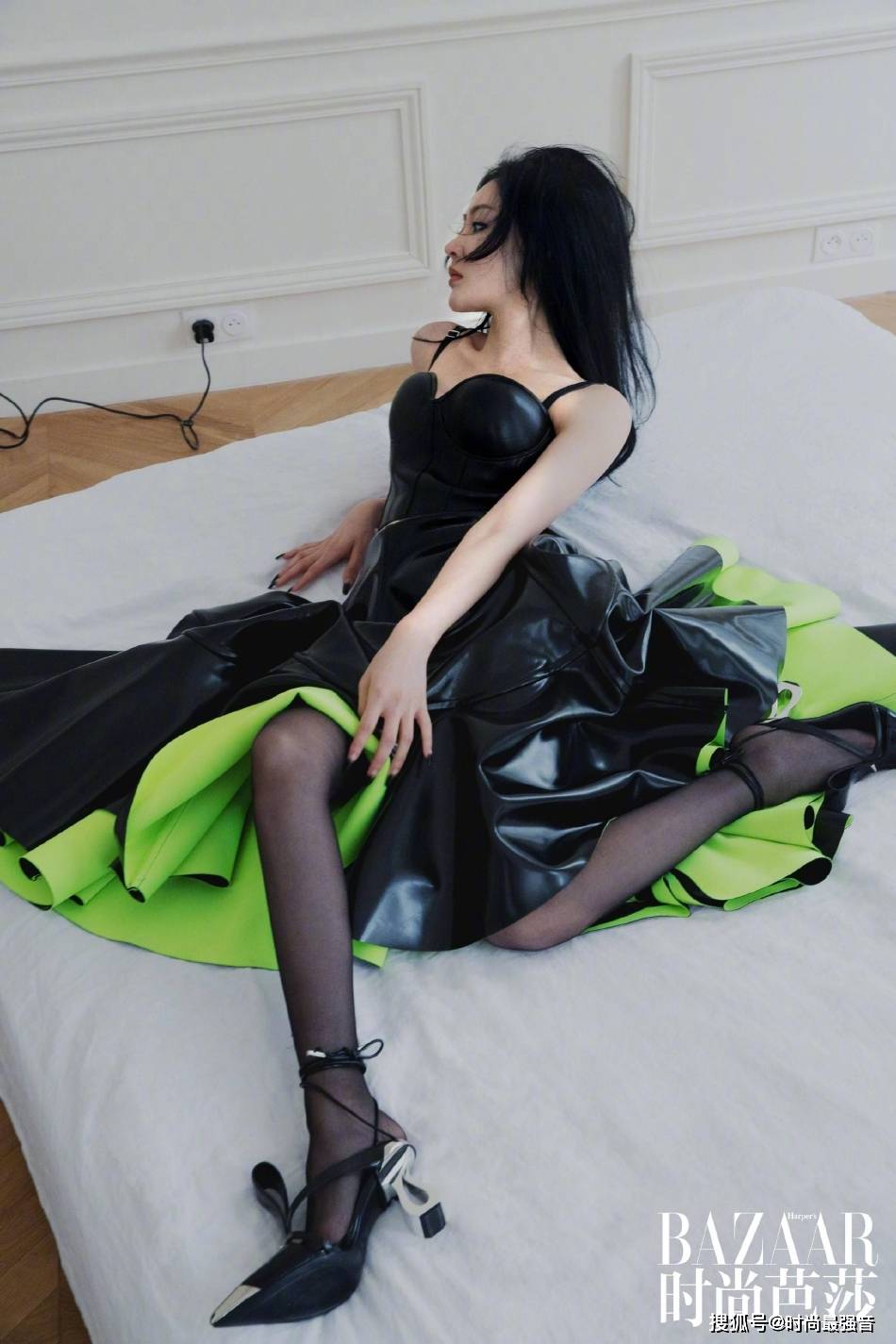 张天爱巴黎时尚大片曝光，穿黑色皮质吊带裙秀好身材，性感火辣美腿吸睛 -6parkbbs.com