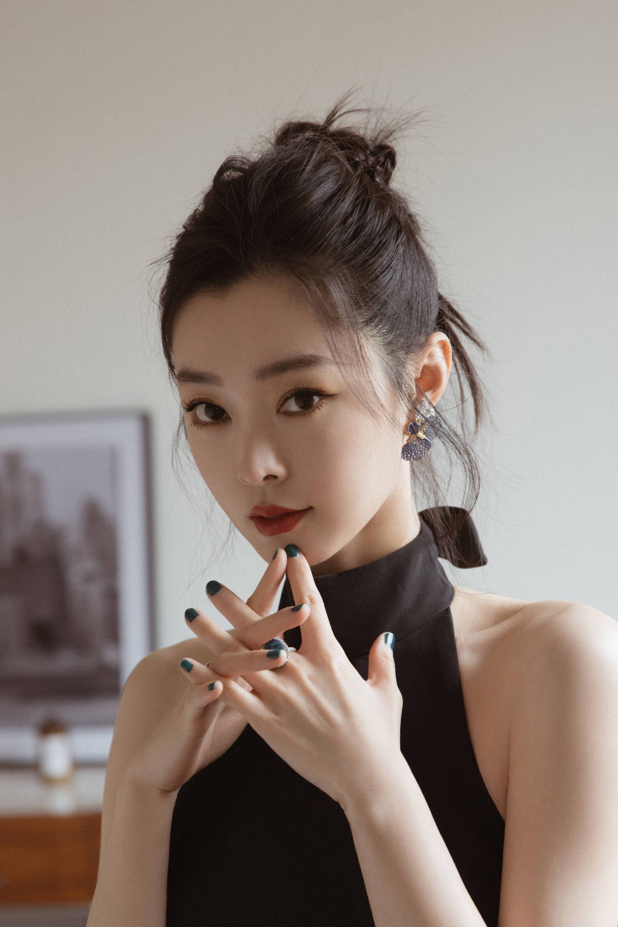 宋轶露背裙演绎松弛系性感 包臀长裙勾勒完美曲线_活动_造型_写真