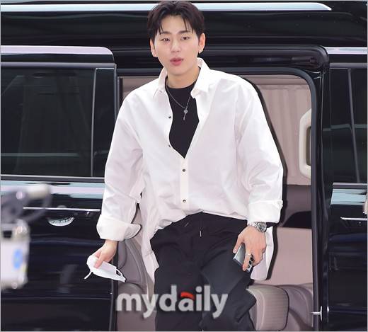 好清爽的鸡鸭扣！ZICO仁川机场启程飞往美国纽约-搜狐大视野-搜狐新闻