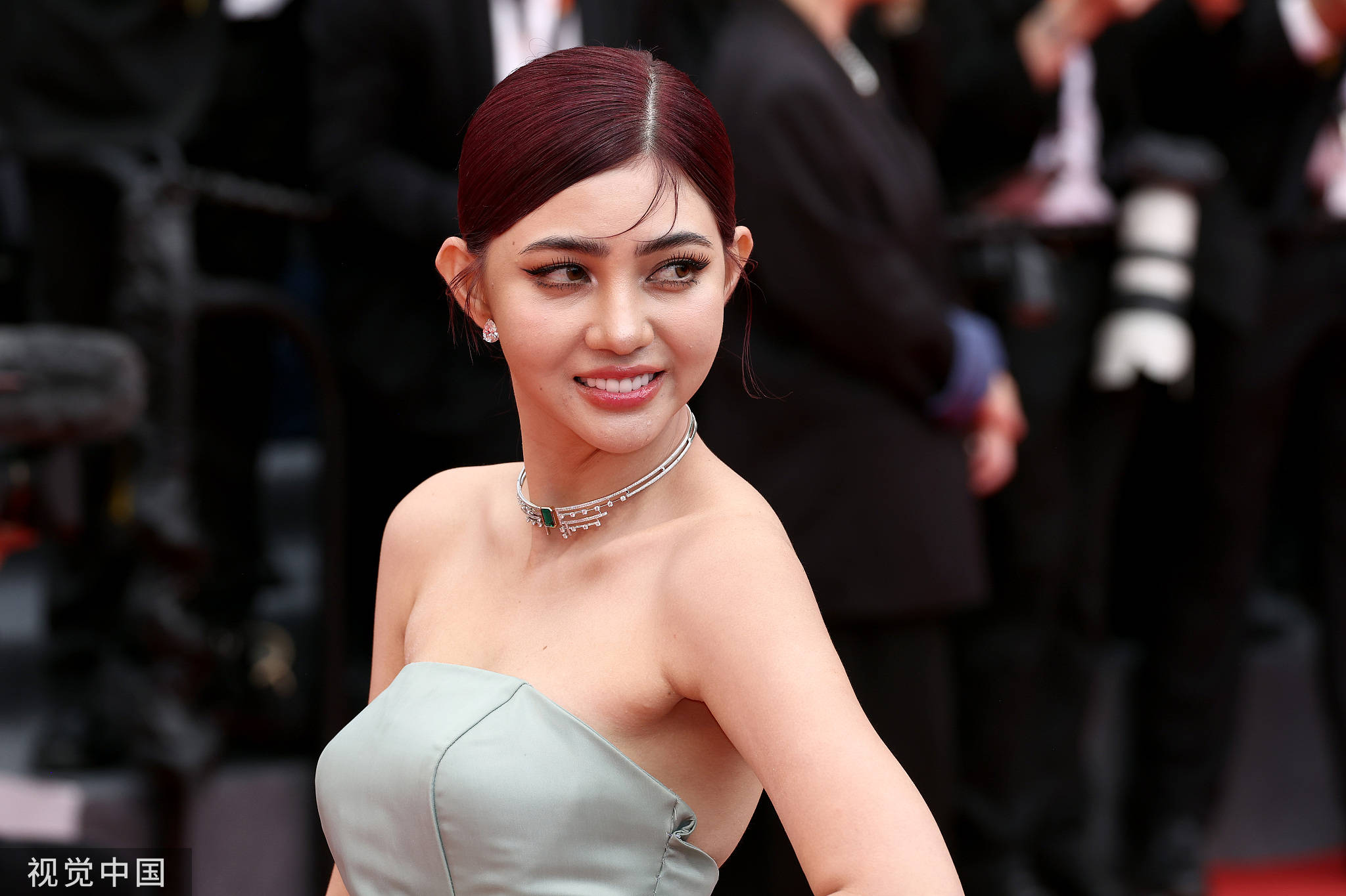 仙女下凡！柬埔寨女星Yubin Shin拄双拐亮相戛纳-搜狐大视野-搜狐新闻