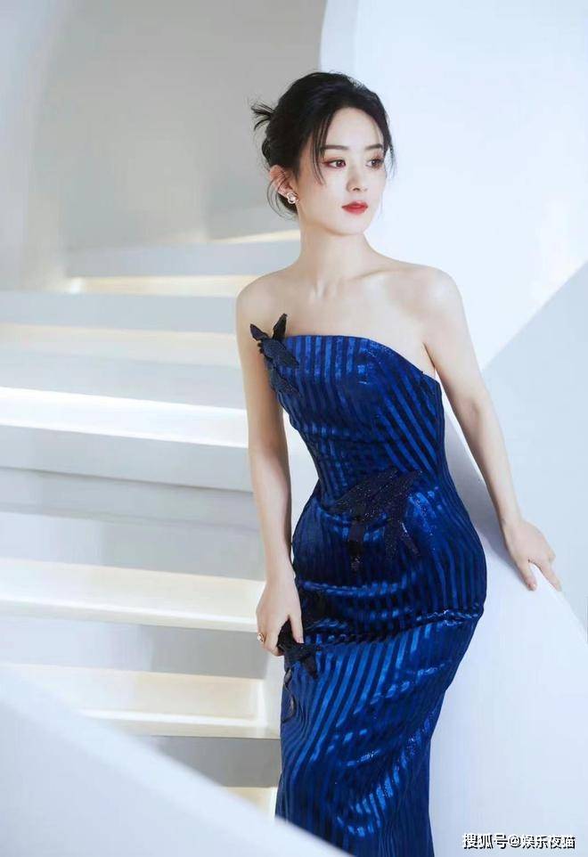 赵丽颖一袭宝石蓝条纹曳地长裙写真优雅大气时尚 搜狐大视野 搜狐新闻