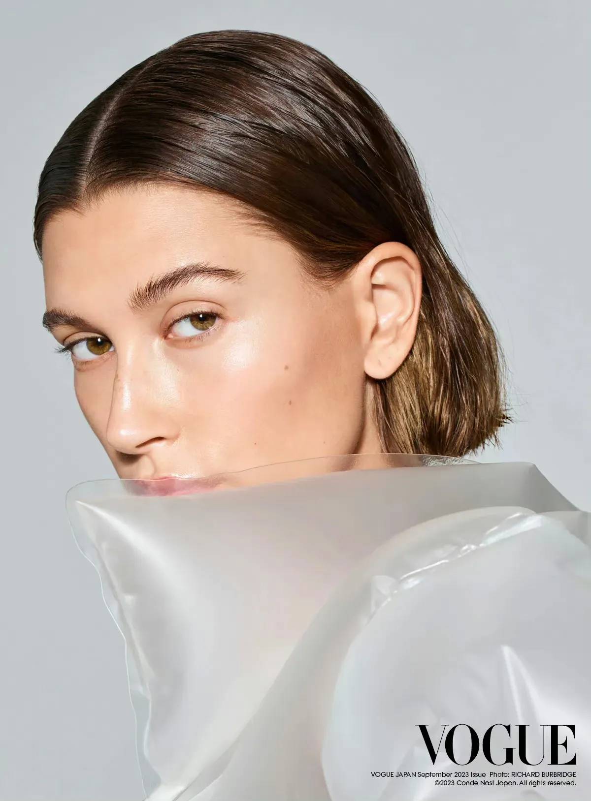 Hailey Bieber演绎日版Vogue九月刊时尚大片-搜狐大视野-搜狐新闻