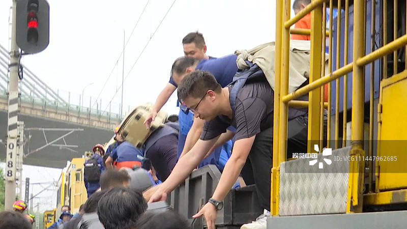 走出落坡岭：K396次列车被困76小时-搜狐大视野-搜狐新闻