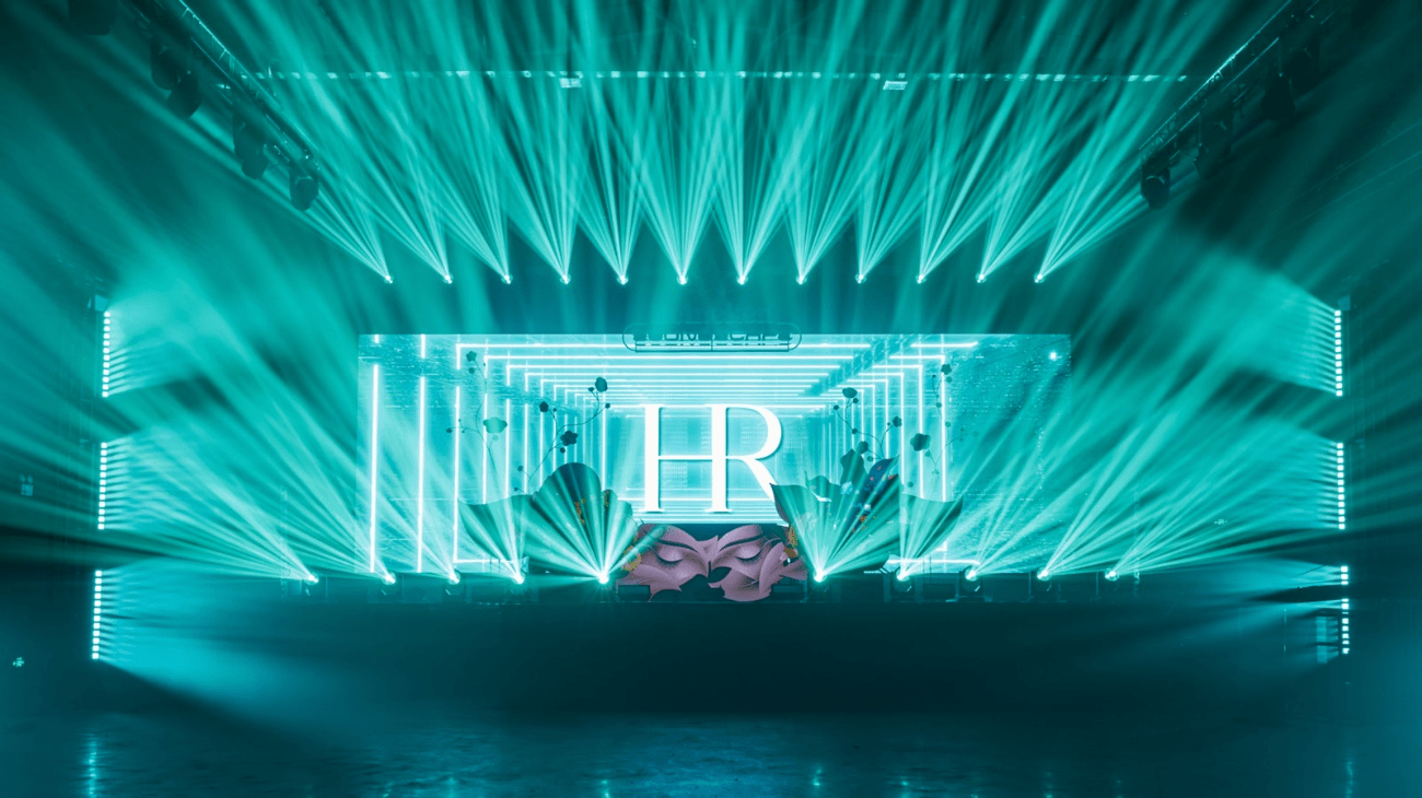 一路青回 肆享狂欢 HR赫莲娜绿宝瓶与能量伙伴特斯拉「青春充能站」上海首发_搜狐汽车_搜狐网