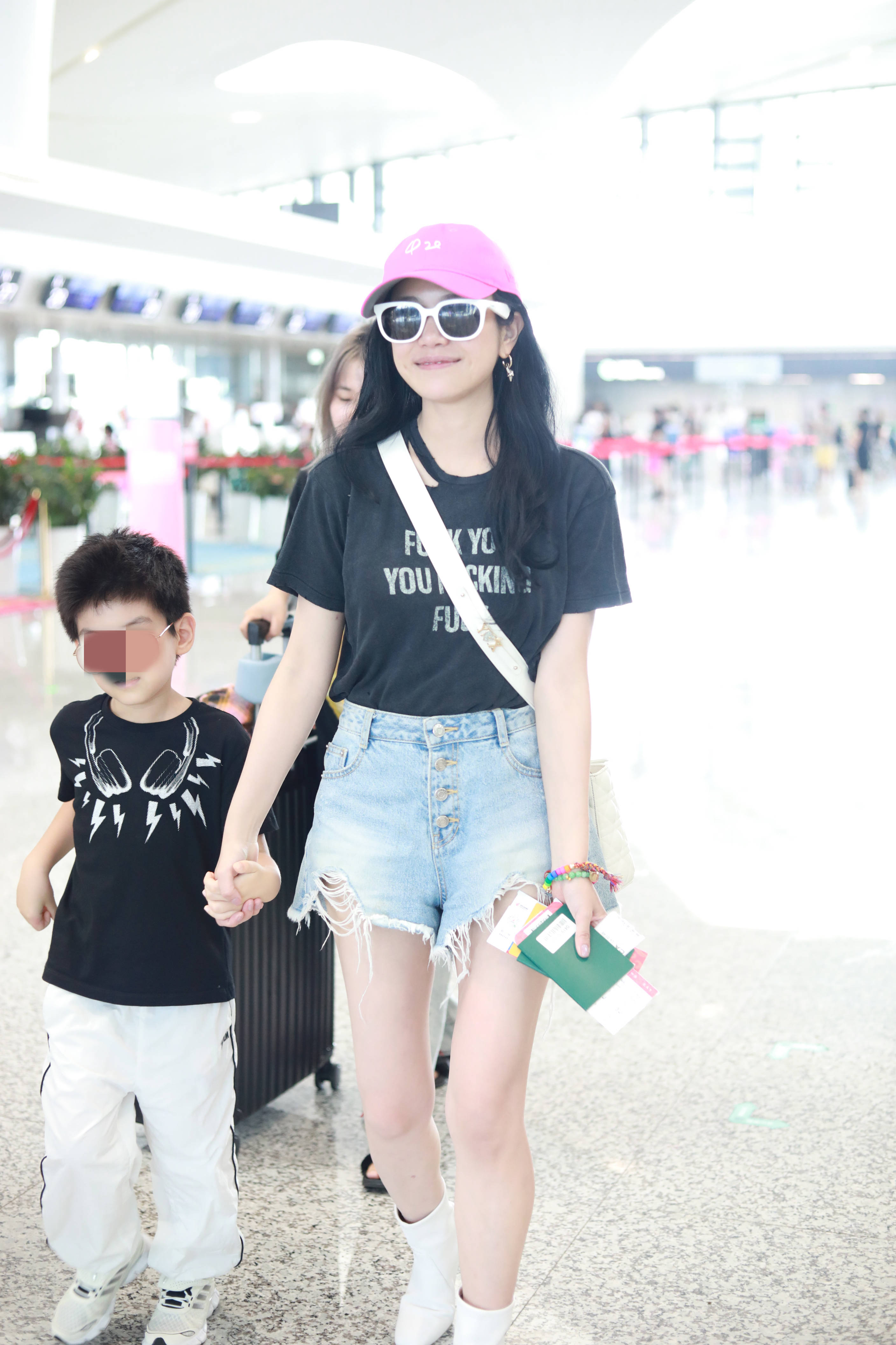 陈妍希带儿子现身机场 小星星乖巧帅气超级像妈妈 搜狐大视野 搜狐新闻