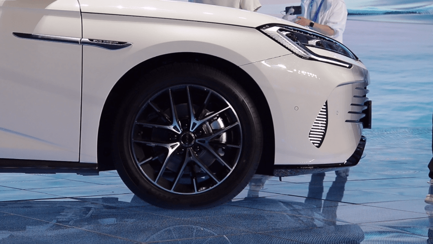 综合续航超1300km，16.68万元起售，比亚迪海豹DM-i正式上市_搜狐汽车_搜狐网