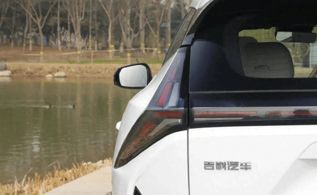 10万级别，标配高通8155芯片+181马力，博越COOL有多卷？_搜狐汽车_搜狐网