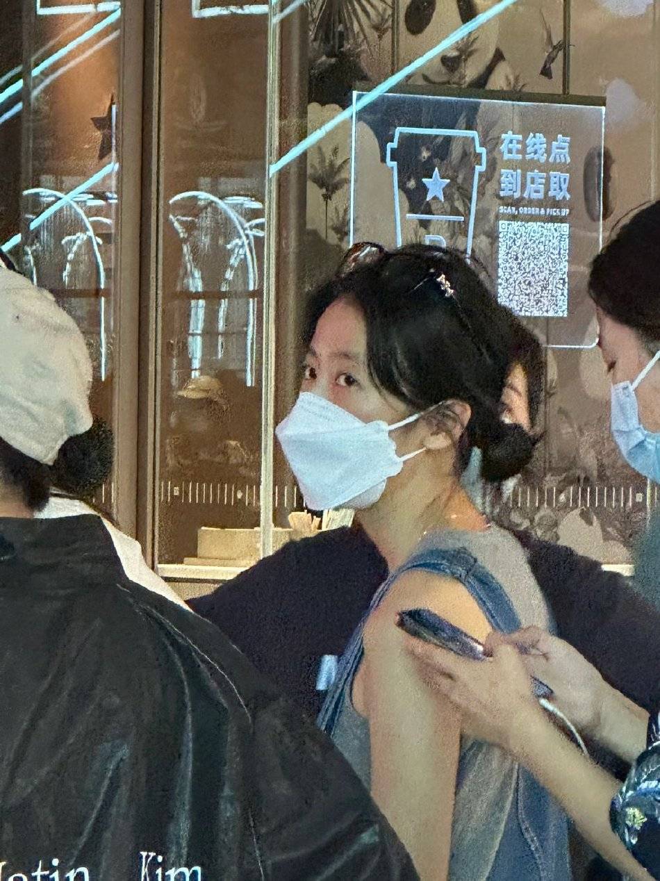 网友成都太古里偶遇周雨彤 打扮清爽生图状态在线 搜狐大视野 搜狐新闻