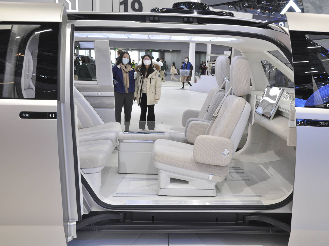 极氪全新MPV谍照曝光，采用对开式的侧滑门_搜狐汽车_搜狐网