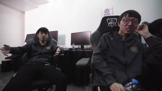 RNG前教练风哥评价uzi退役，Let me香锅都有，网友好奇小虎评价_祝福