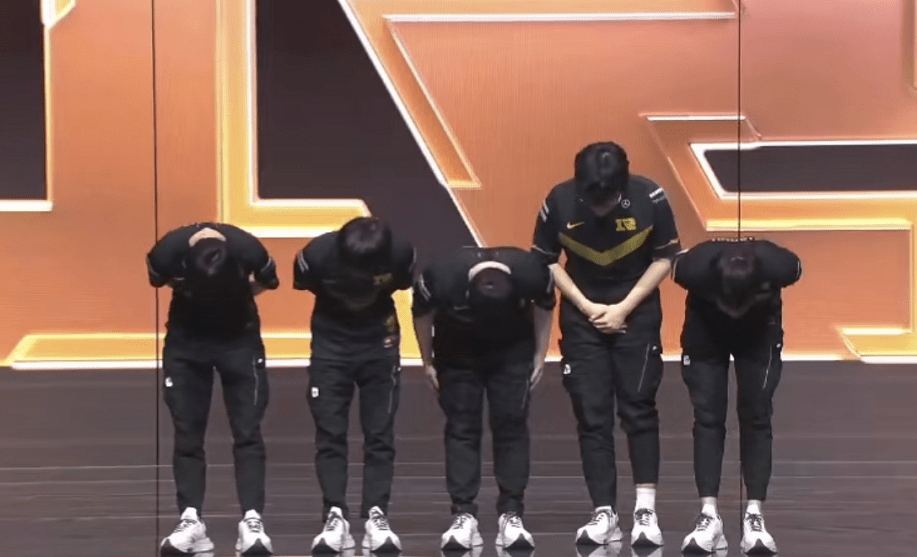 RNG首秀2-0碾压OMG！SMLZ惨遭新上单调戏，Uzi却急得怒锤桌子！_战队