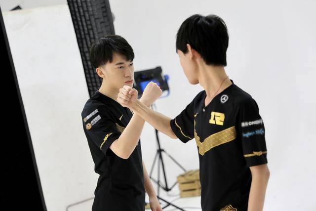 RNG亮VN嘲讽对手？夏季赛后小明采访引泪目：亮给Uzi看的_退役