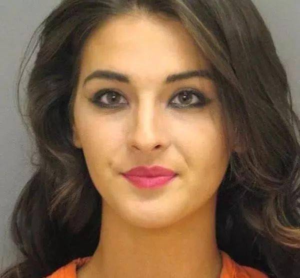 “最美女囚犯”入狱照走红，相貌姣好，比模特更有气场-搜狐大视野-搜狐新闻