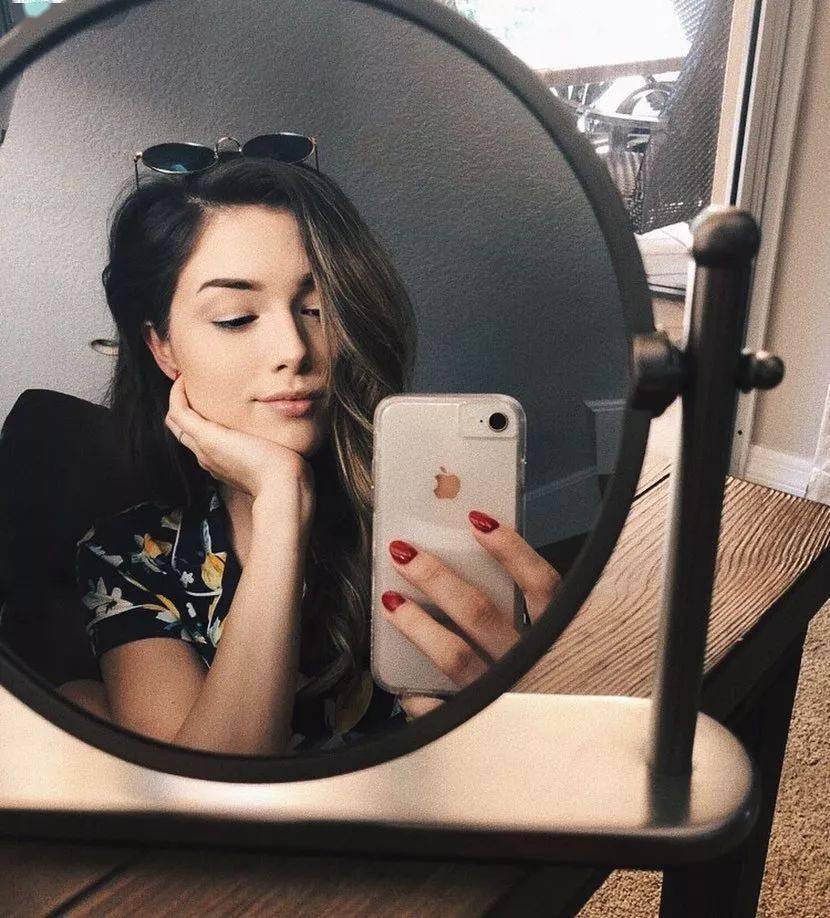 Lauren Summer 才开ins粉丝就28W，精致的脸庞，丰满的上围，让人移不开眼！！_健身