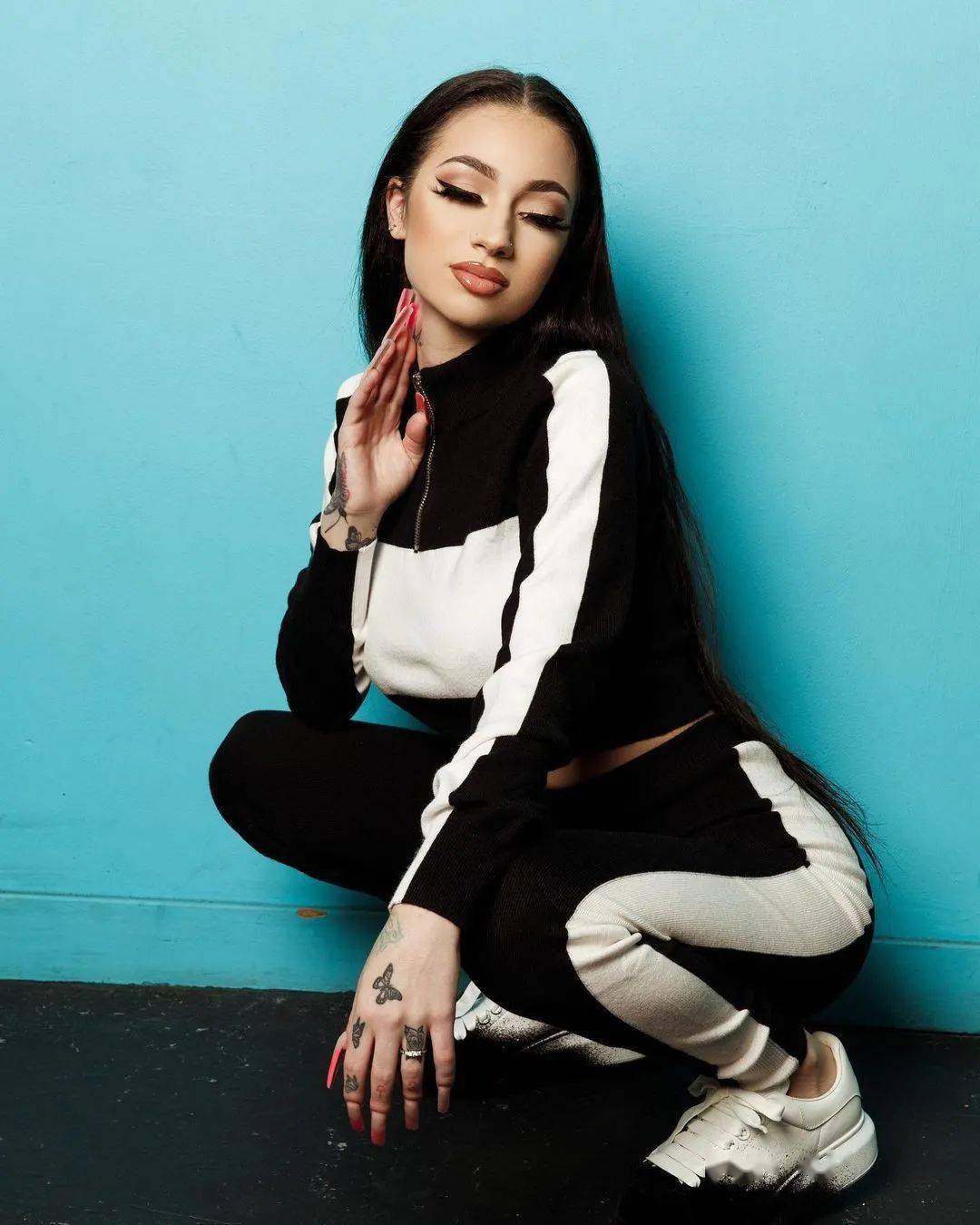 打妈女孩Bhad Bhabie 十八岁生日迫不及待地开通了OnlyFans…_因为