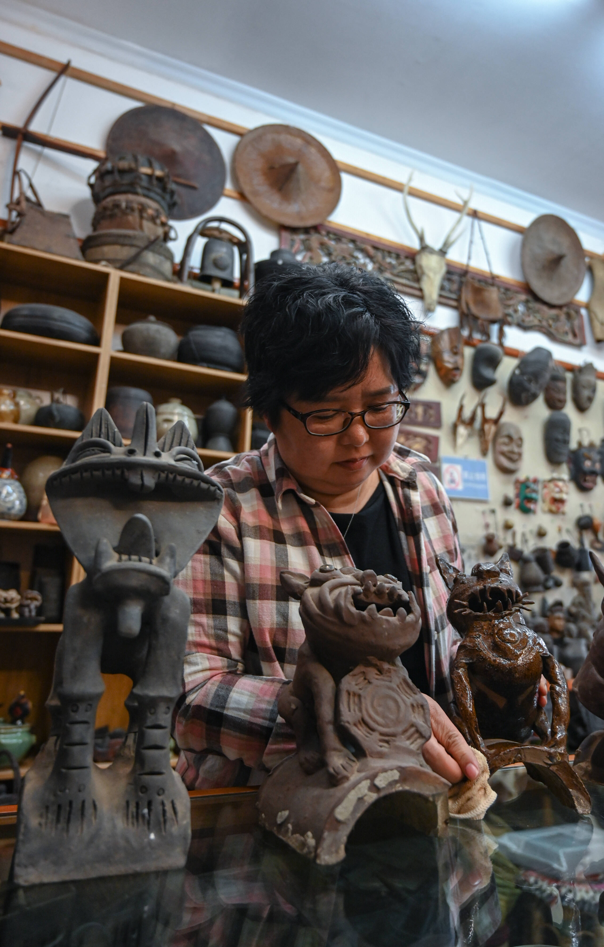 走下屋脊 云南瓦猫“安新家”_吴松懿