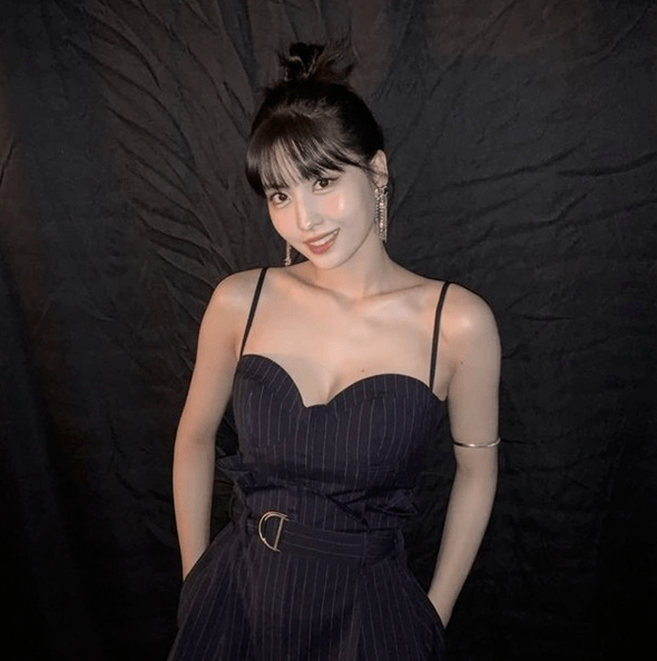 TWICE成员Momo和金希澈分手后首次公开近况 依旧明亮的微笑_孙佳仁