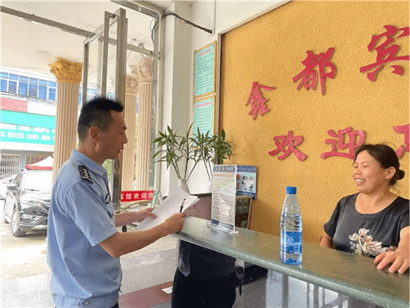 云溪分局文桥派出所开展旅馆经营者接待未成年人入住“五必须”宣传 保护法