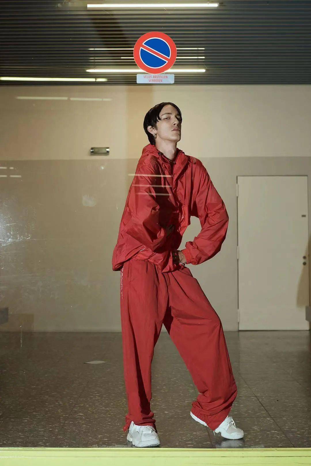 BFRND：从高定秀场模特，到独立音乐人的完美转变。_Demna