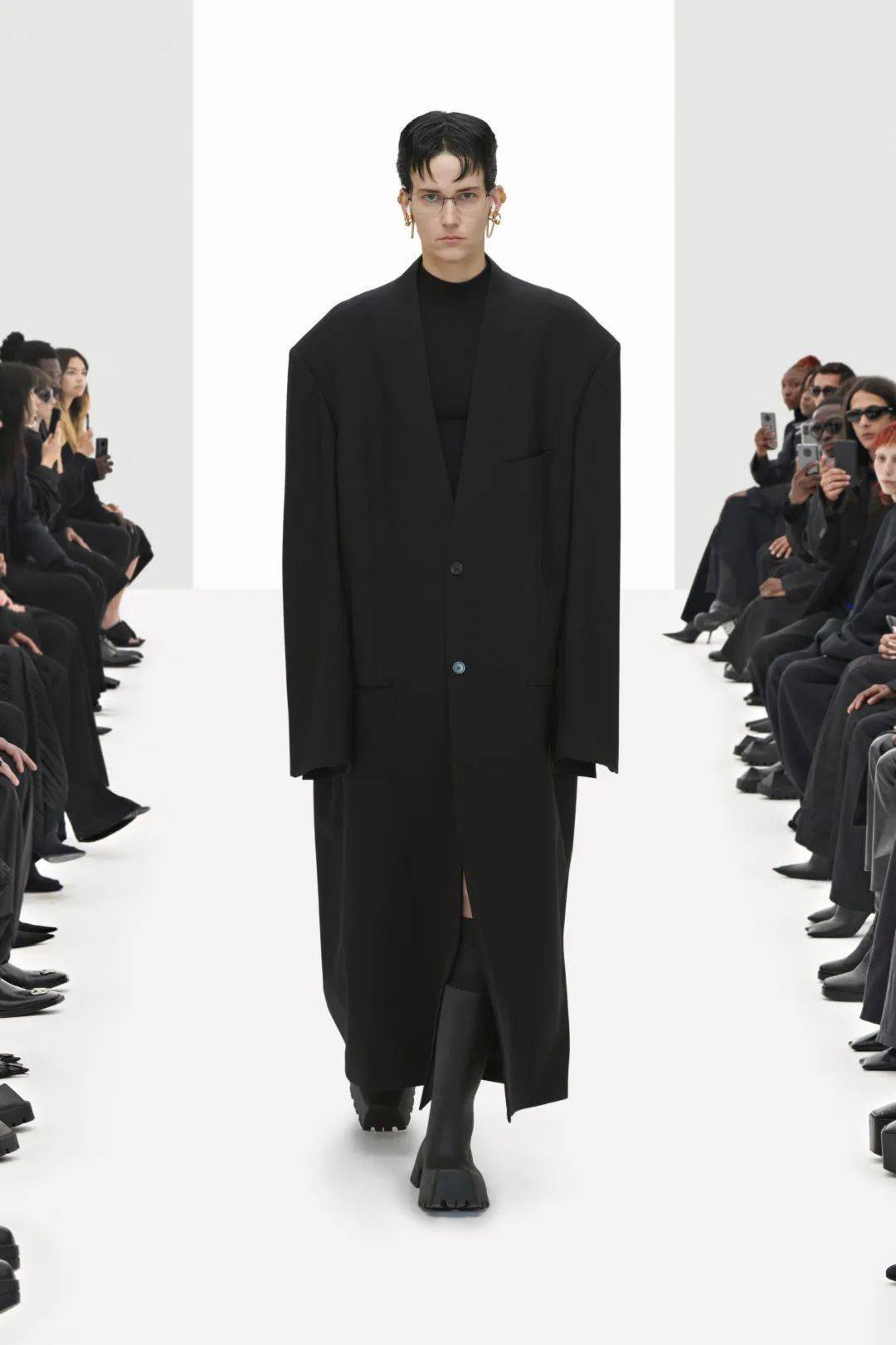 BFRND：从高定秀场模特，到独立音乐人的完美转变。_Demna