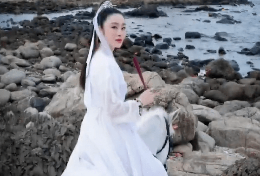 张敏时隔28年再扮赵敏，重现经典回眸场面，53岁身姿仍挺拔！_女神