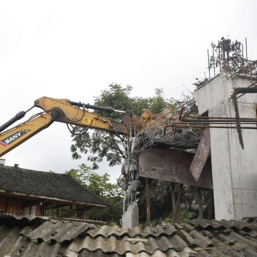 石阡依法拆除15处违法占用耕地房屋工作