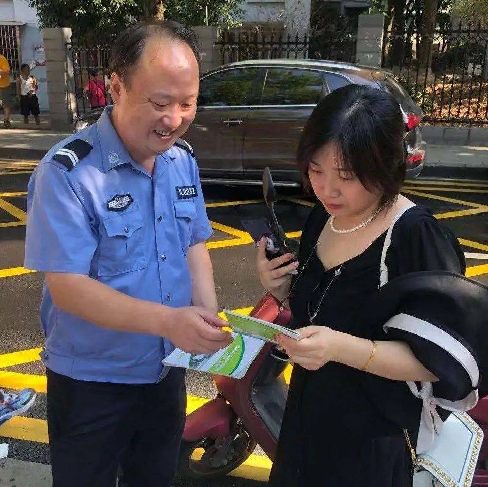 开学第一课 疏导交通 摆摊 宣传 校门口有堂鲜活的 交通安全课 岳麓街道