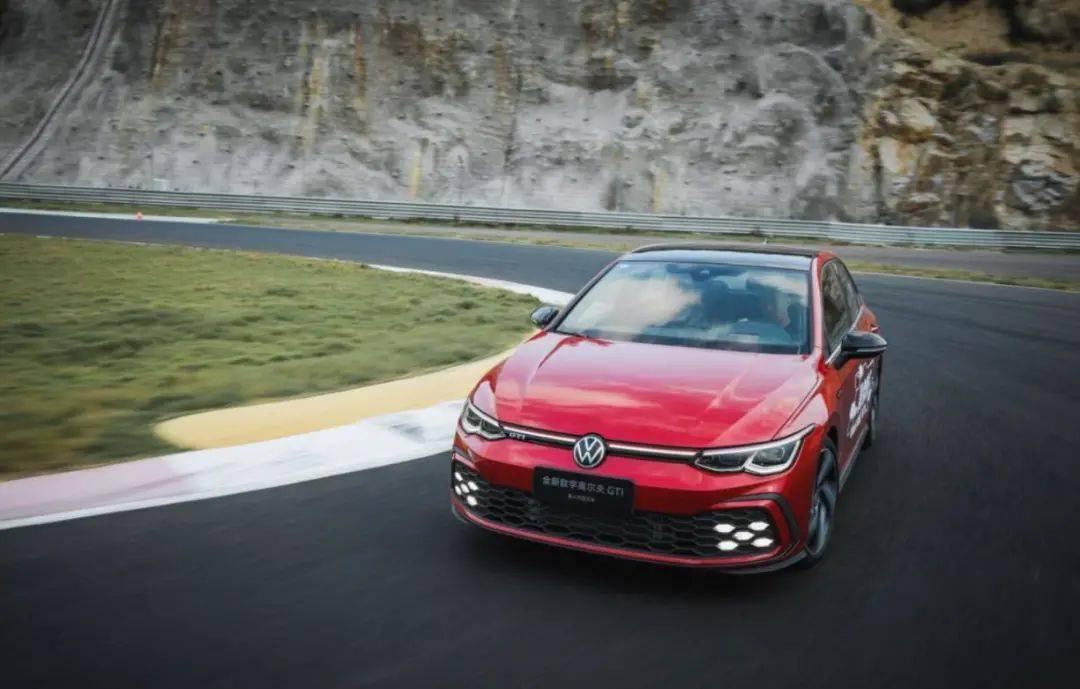 当情怀跟上了科技的脚步，试驾第八代高尔夫GTI_搜狐汽车_搜狐网