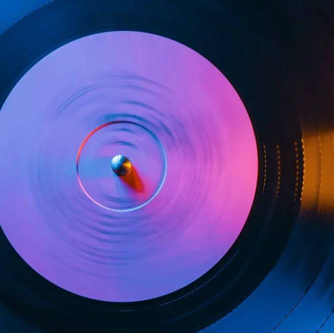 一张 5D 光盘可将 500TB 数据存储数十亿_读取