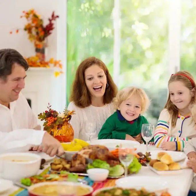 At table和 at the table 傻傻分不清楚？看完你就会了！_意思