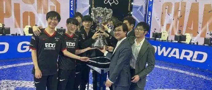 中国战队EDG夺得《英雄联盟》S11冠军！冠军重归LPL或将推动提升电竞行业迅猛发展_总决赛